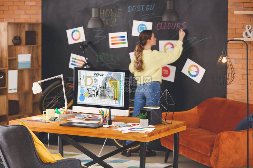 办公室内女室内设计师的高清图片下载-正版图片402387233-摄图网