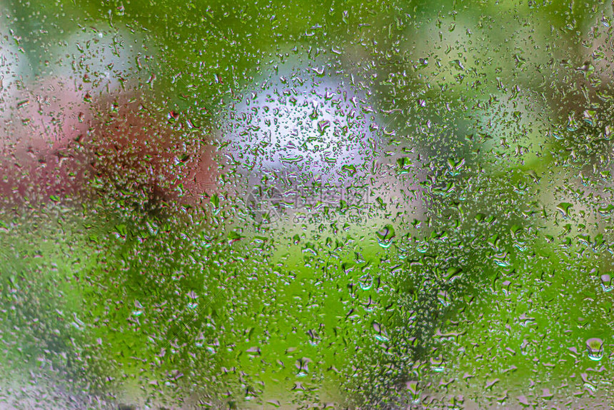 在阳台窗户玻璃窗玻璃后面的雨滴和风景的抽象插画图片下载-正版图片402391375-摄图网