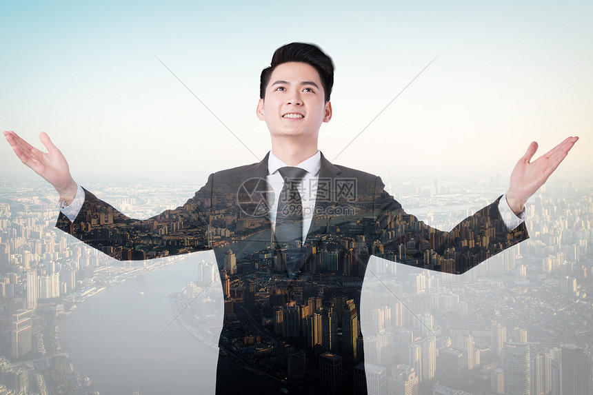 对城市张开双臂的男人背影图片素材-正版创意图片500153308-摄图网