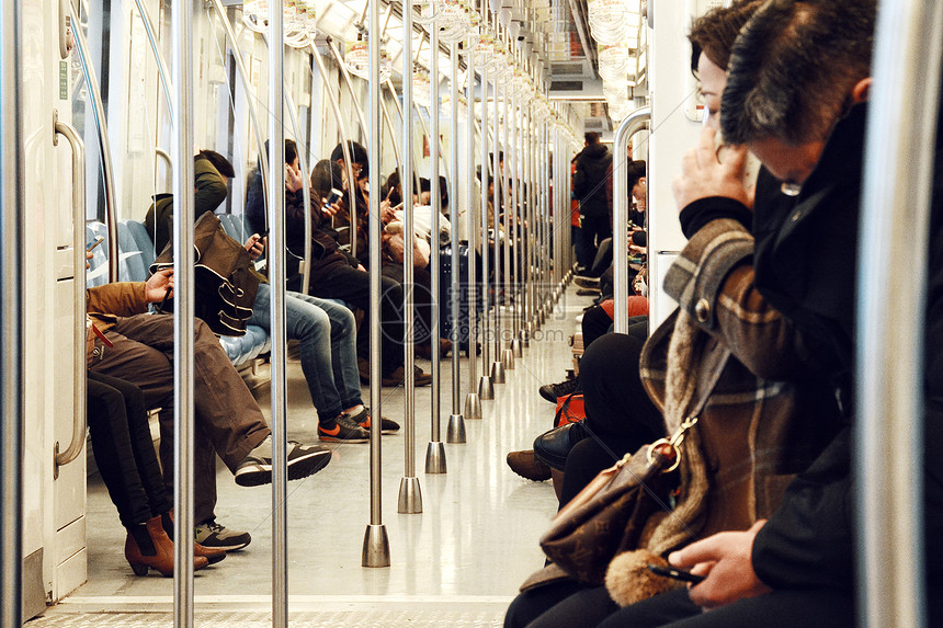 地铁站伤感高清图片下载-正版图片500300705-摄图网
