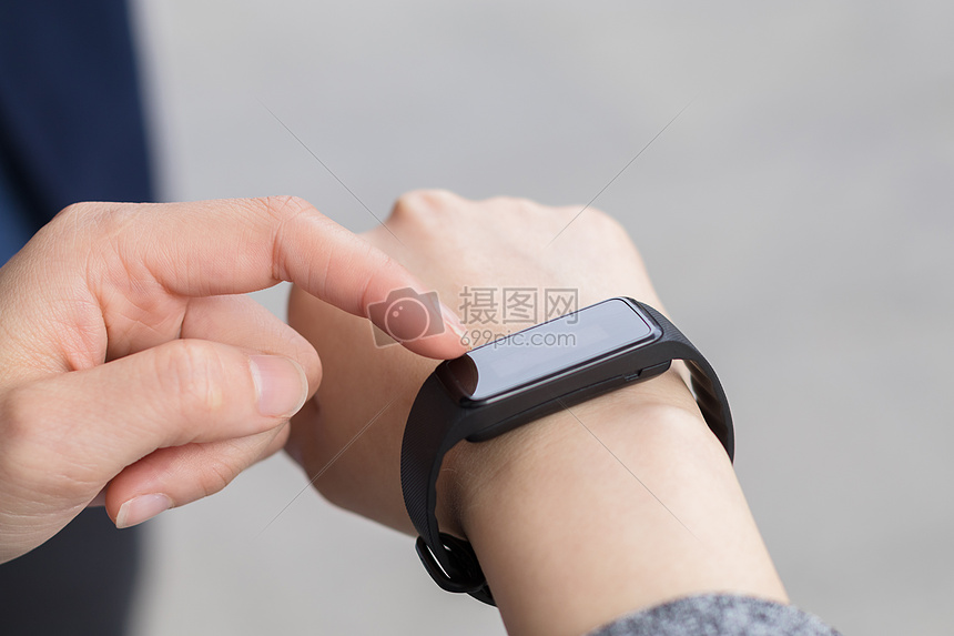 女性户外运动戴运动手环高清图片下载-正版图片500337034-摄图网