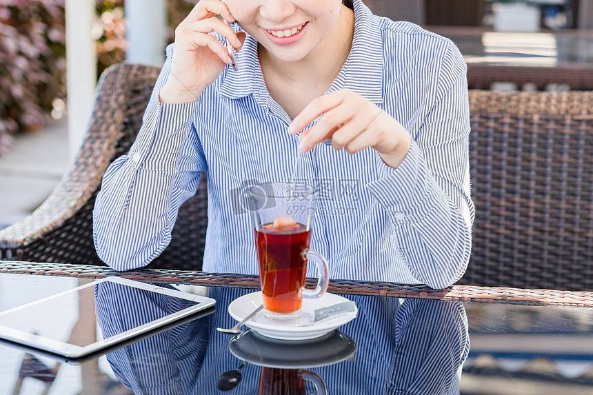 年轻女子在咖啡馆打电话高清图片下载-正版图片500337084-摄图网