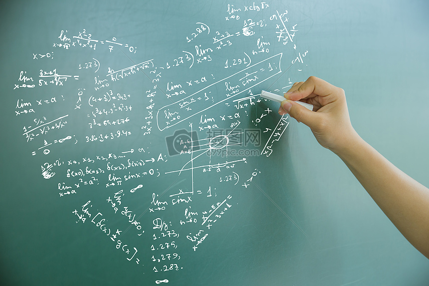 黑板上写的心形数学公式图片素材-正版创意图片500500172-摄图网