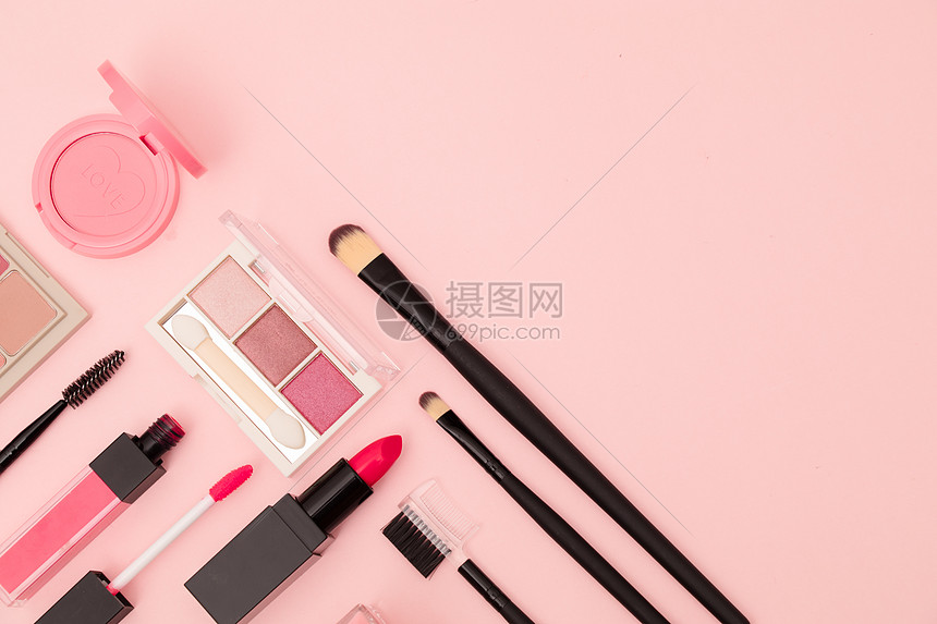 粉色底图上的化妆品高清图片下载 正版图片500702907 摄图网