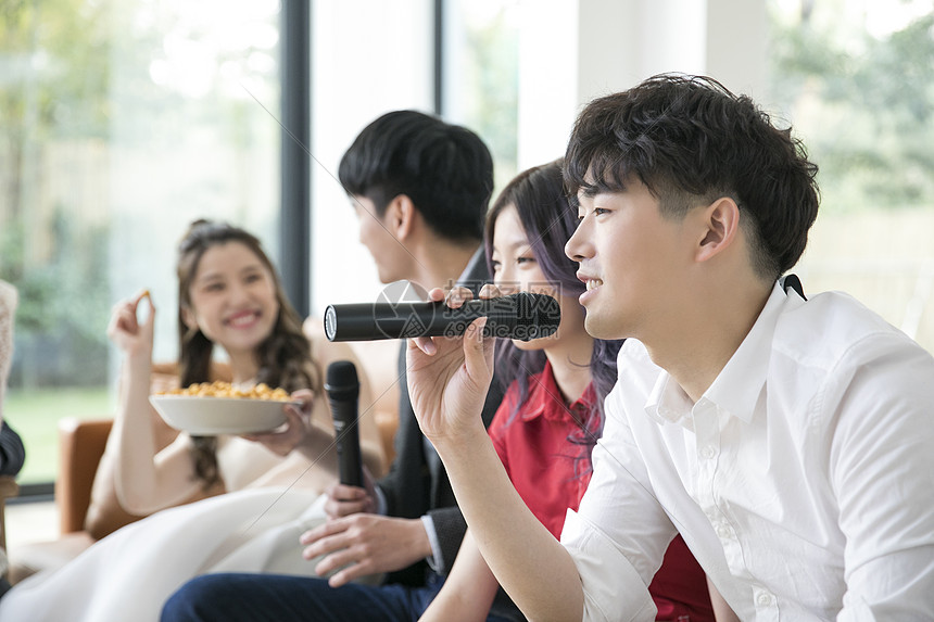 青年聚会唱歌高清图片下载-正版图片500756824-摄图网