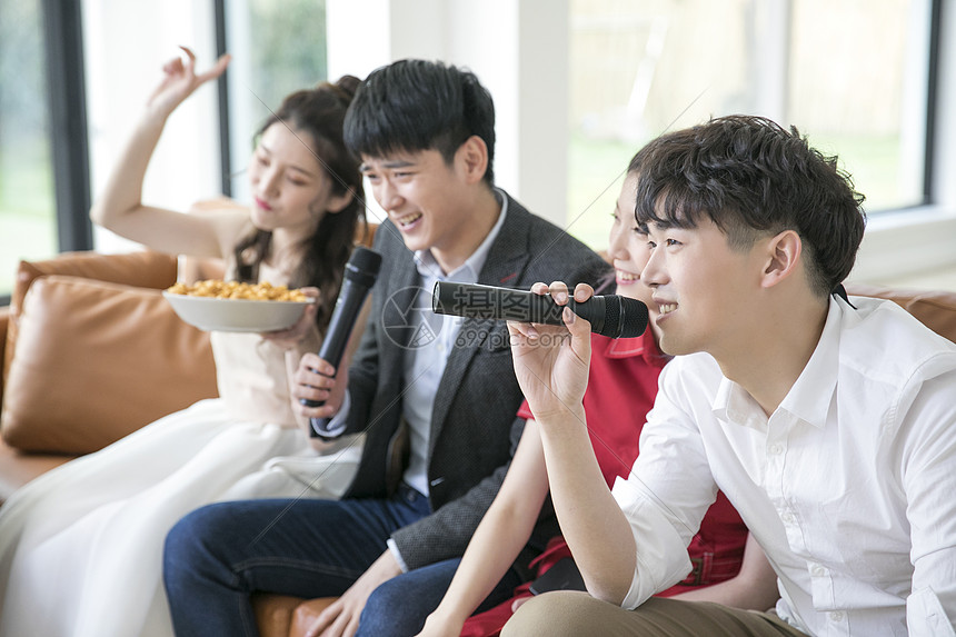 青年聚会唱歌高清图片下载-正版图片500756826-摄图网