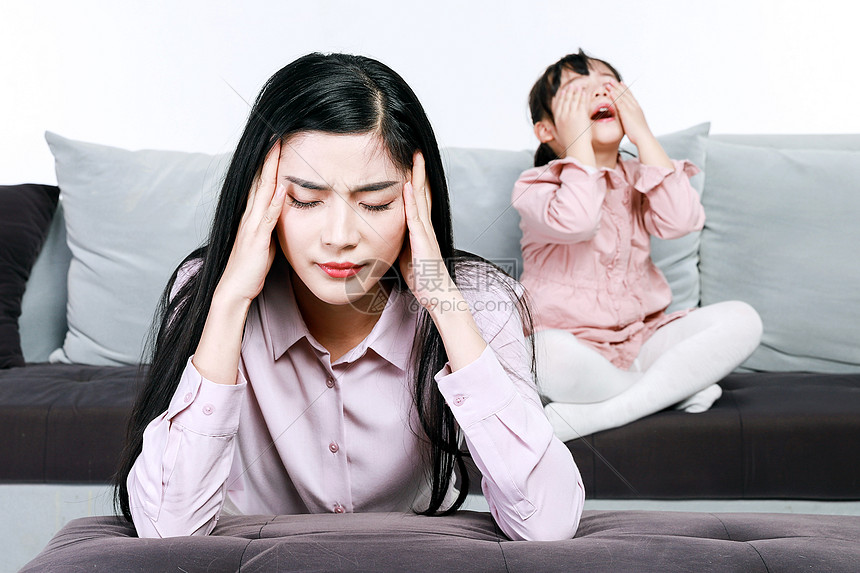 孩子苦恼母亲烦恼高清图片下载 正版图片500775433 摄图网