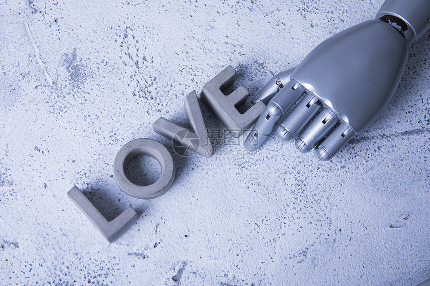 机器手拿着love高清图片下载-正版图片500807332-摄图网