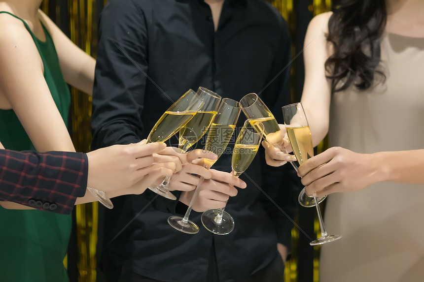 宴会上喝酒干杯高清图片下载 正版图片500810617 摄图网