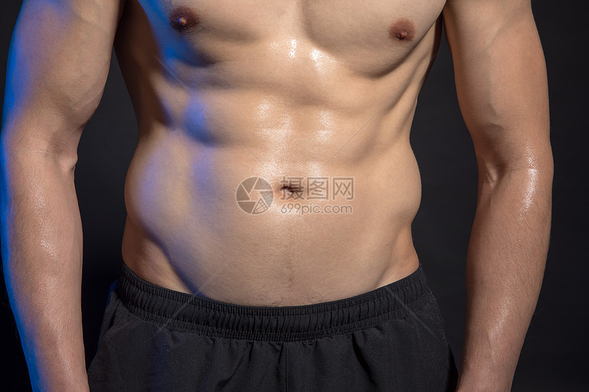 运动男性身材肌肉展示高清图片下载-正版图片500896077-摄图网