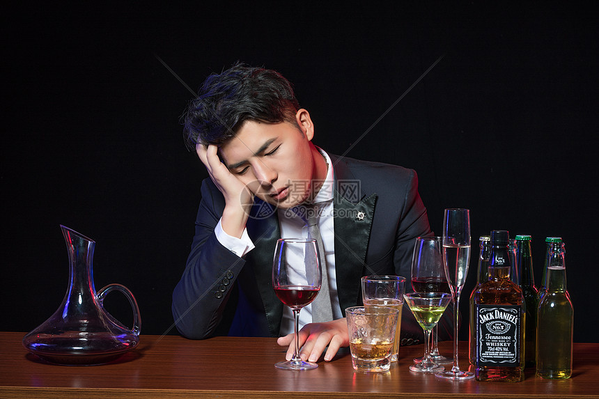 男士喝酒醉酒高清图片下载-正版图片501028585-摄图网