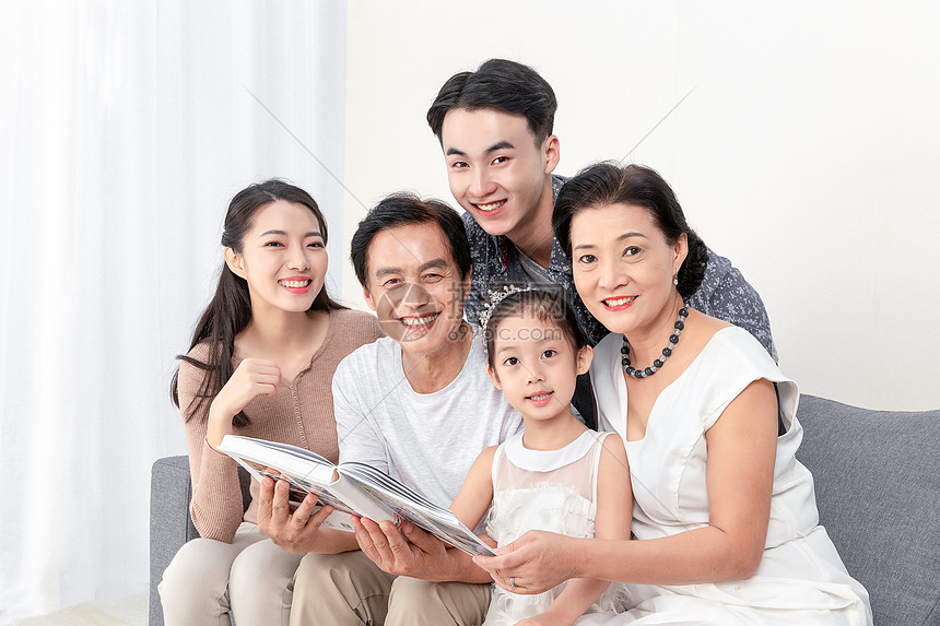 快乐一家人看书高清图片下载-正版图片501035750-摄图网