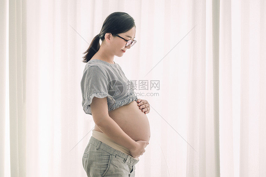站在窗前的孕妇高清图片下载 正版图片501037971 摄图网