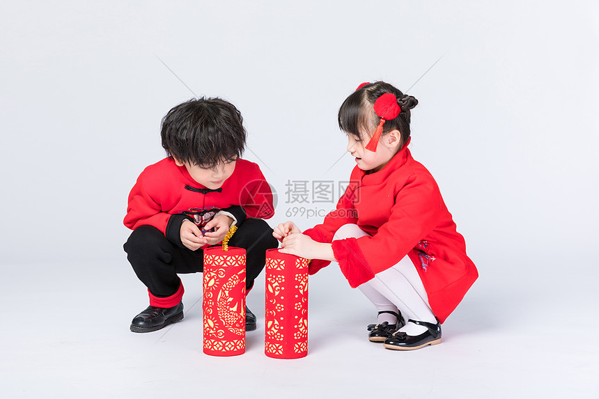 新年儿童放鞭炮高清图片下载-正版图片501043970-摄图网