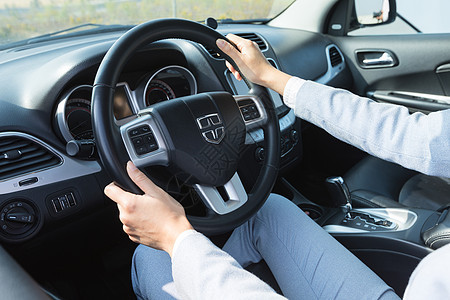 手握汽车方向盘高清图片下载-正版图片501088747-摄图网