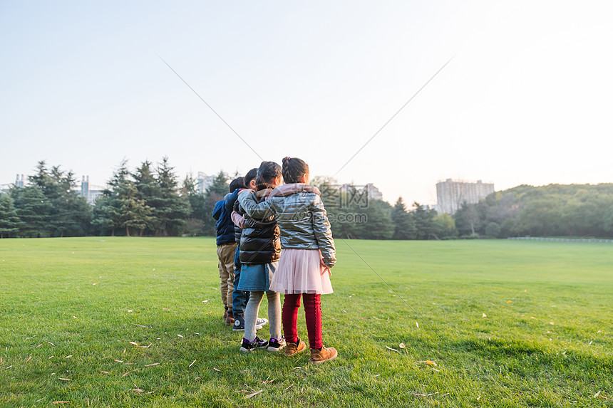 儿童们搭肩背影高清图片下载-正版图片501126870-摄图网