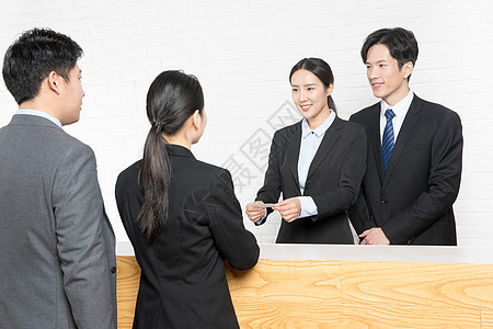 酒店前台顾客办理入住背影高清图片下载-正版图片501124979-摄图网