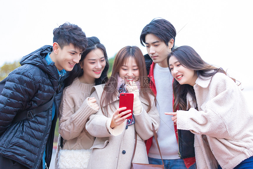 青年一起看手机高清图片下载-正版图片501136257-摄图网