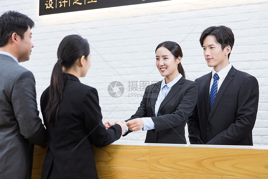 前台接待客人高清图片下载-正版图片501142513-摄图网