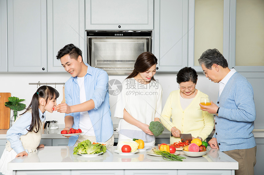 全家人一起做饭高清图片下载 正版图片501225341 摄图网