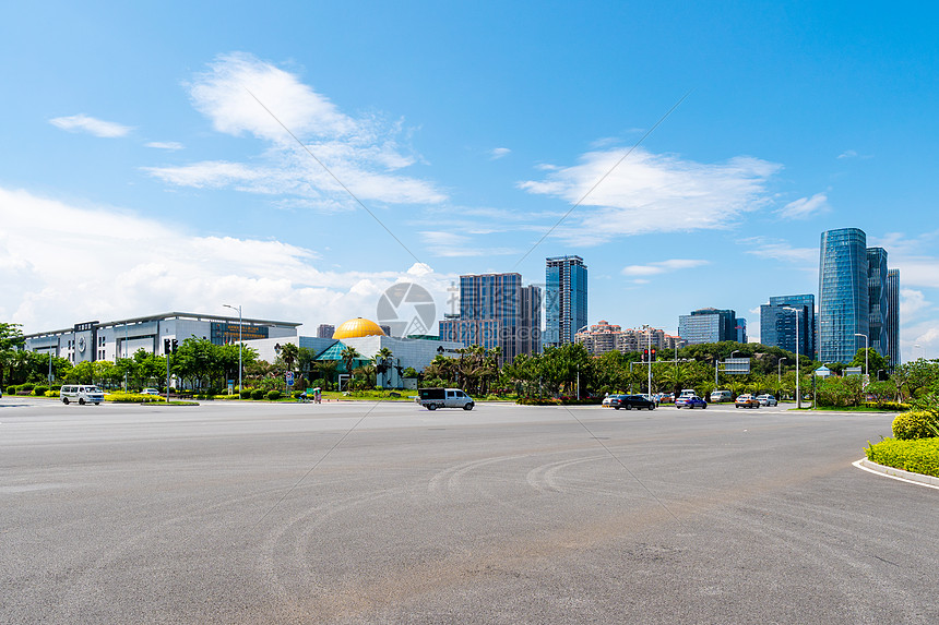 蓝天白云下的建筑高清图片下载-正版图片501324736-摄图网