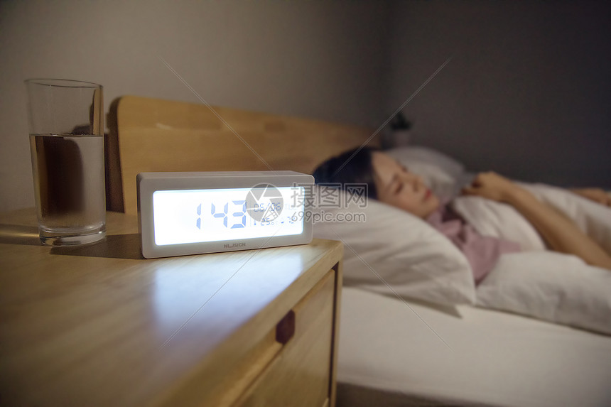 女性深夜睡眠高清图片下载 正版图片501351147 摄图网