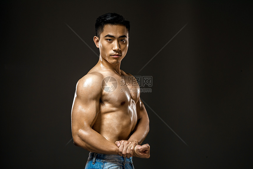 运动男性肌肉展示高清图片下载-正版图片501360067-摄图网