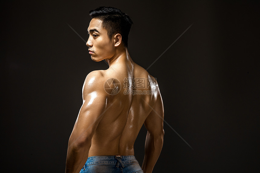 运动男性肌肉展示高清图片下载-正版图片501360072-摄图网