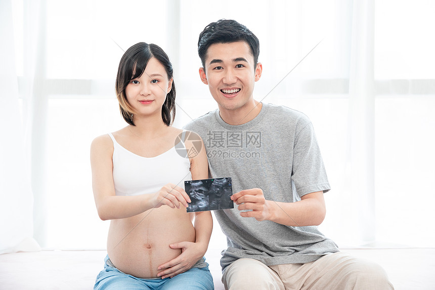 孕妇夫妻拿着b超高清图片下载-正版图片501363547-摄图网