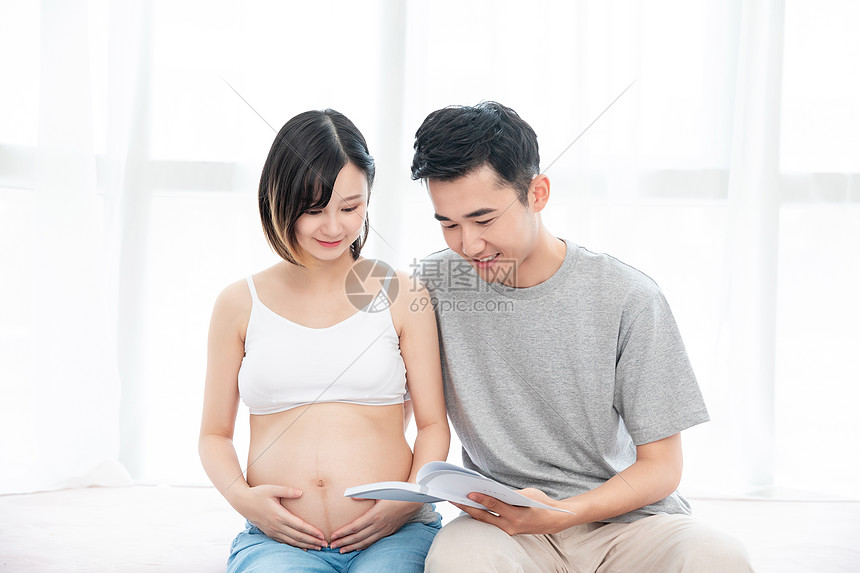 孕妇夫妻看书高清图片下载-正版图片501363555-摄图网