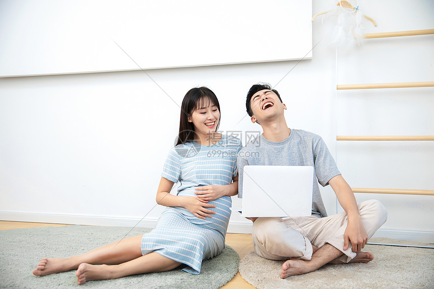 丈夫在孕妇旁边开心的大笑高清图片下载 正版图片501368971 摄图网