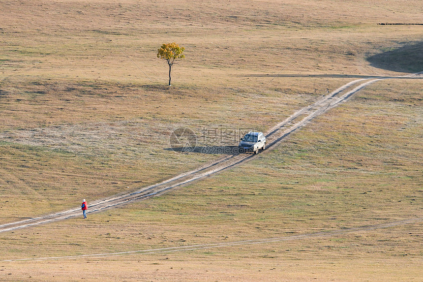 草原上的车与人高清图片下载-正版图片501373751-摄图网