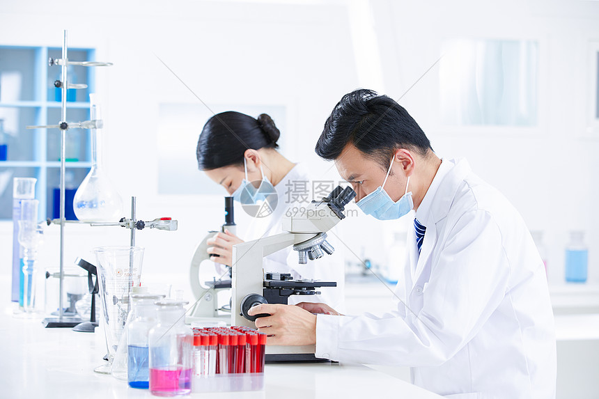 医疗人员使用显微镜高清图片下载-正版图片501386862-摄图网
