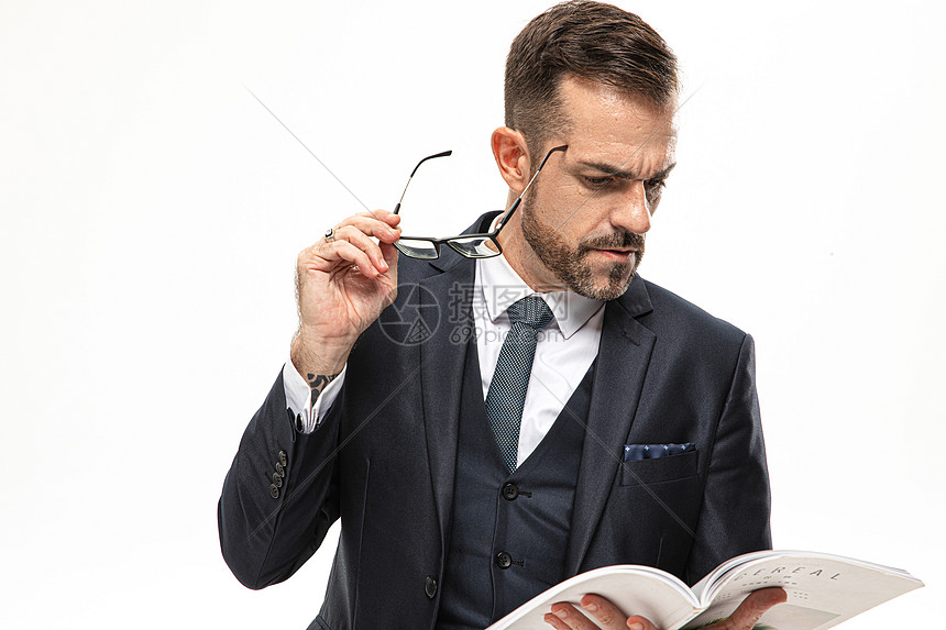 外国商务男性手拿眼镜看书特写高清图片下载-正版图片501389494-摄图网