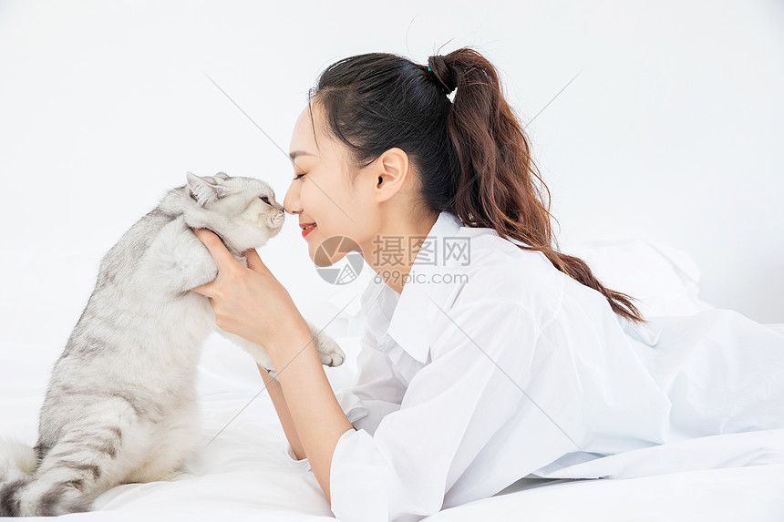 年轻美女和宠物猫在家嬉戏高清图片下载 正版图片501390316 摄图网