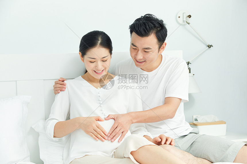 孕妇和丈夫一起比爱心高清图片下载-正版图片501398794-摄图网