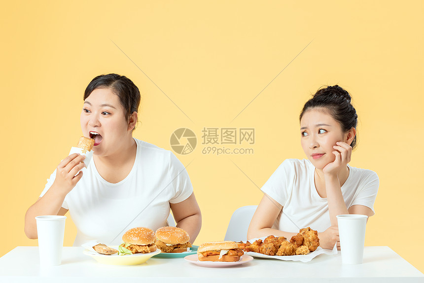 胖女孩暴饮暴食高清图片下载-正版图片501411046-摄图网