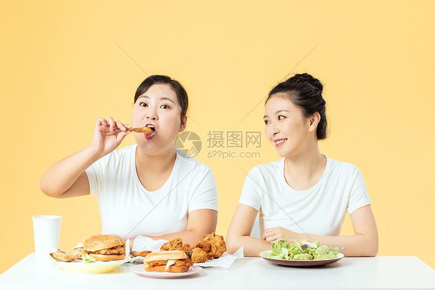 胖女孩暴饮暴食高清图片下载-正版图片501411062-摄图网