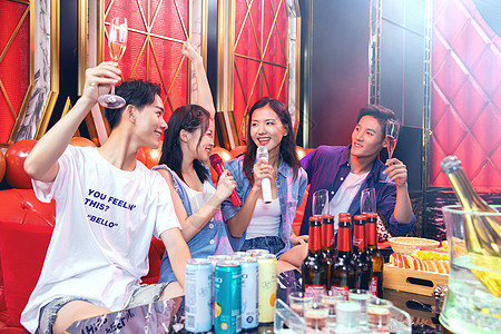 青年朋友KTV聚会唱歌高清图片下载-正版图片501418417-摄图网
