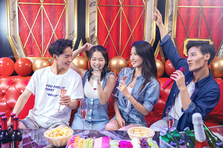 青年朋友KTV聚会唱歌高清图片下载-正版图片501418399-摄图网