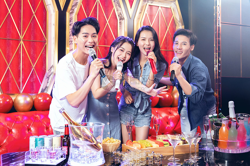 青年朋友KTV聚会唱歌高清图片下载-正版图片501418417-摄图网