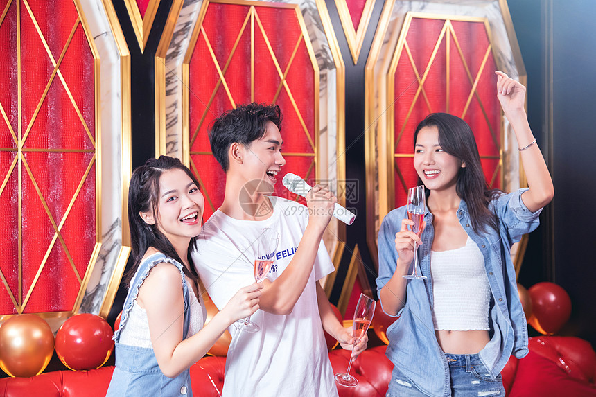 青年朋友KTV聚会唱歌高清图片下载-正版图片501418440-摄图网