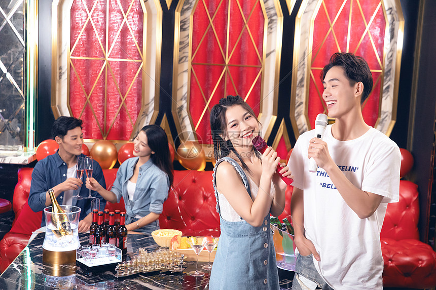 青年朋友KTV聚会唱歌高清图片下载-正版图片501418454-摄图网