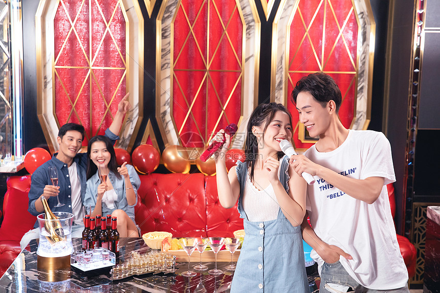 青年朋友KTV聚会唱歌高清图片下载-正版图片501418464-摄图网