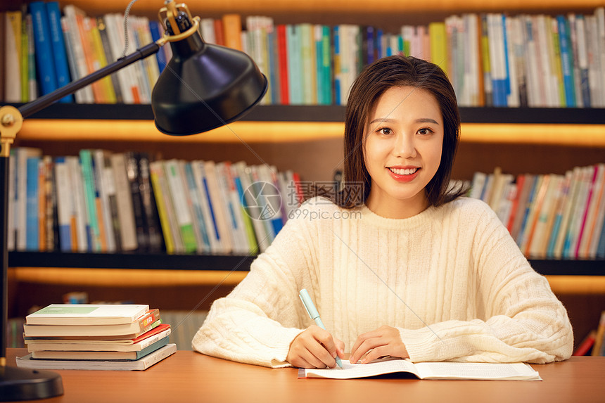 在图书馆学习的大学生高清图片下载 正版图片501428034 摄图网