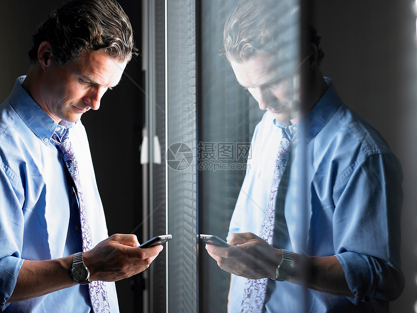 看手机的男人高清图片下载-正版图片501438441-摄图网
