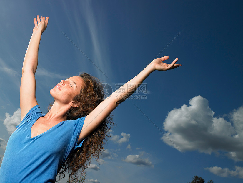 女人向天空张开双臂高清图片下载-正版图片501440726-摄图网
