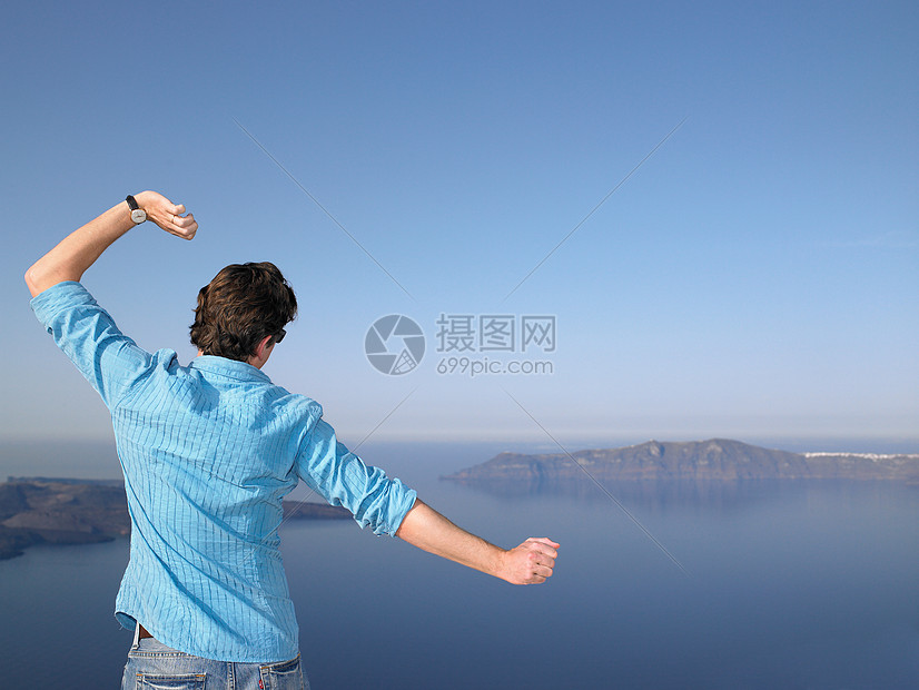 伸展双臂的男性背影高清图片下载-正版图片501441331-摄图网