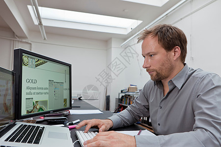 外国人设计师图片_外国人设计师素材_外国人设计师高清图片_摄图网图片下载