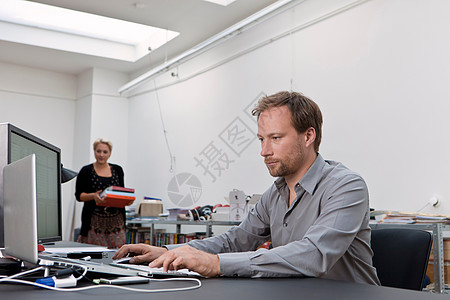 外国女设计师背景_外国女设计师摄影图片_外国女设计师壁纸_摄图网